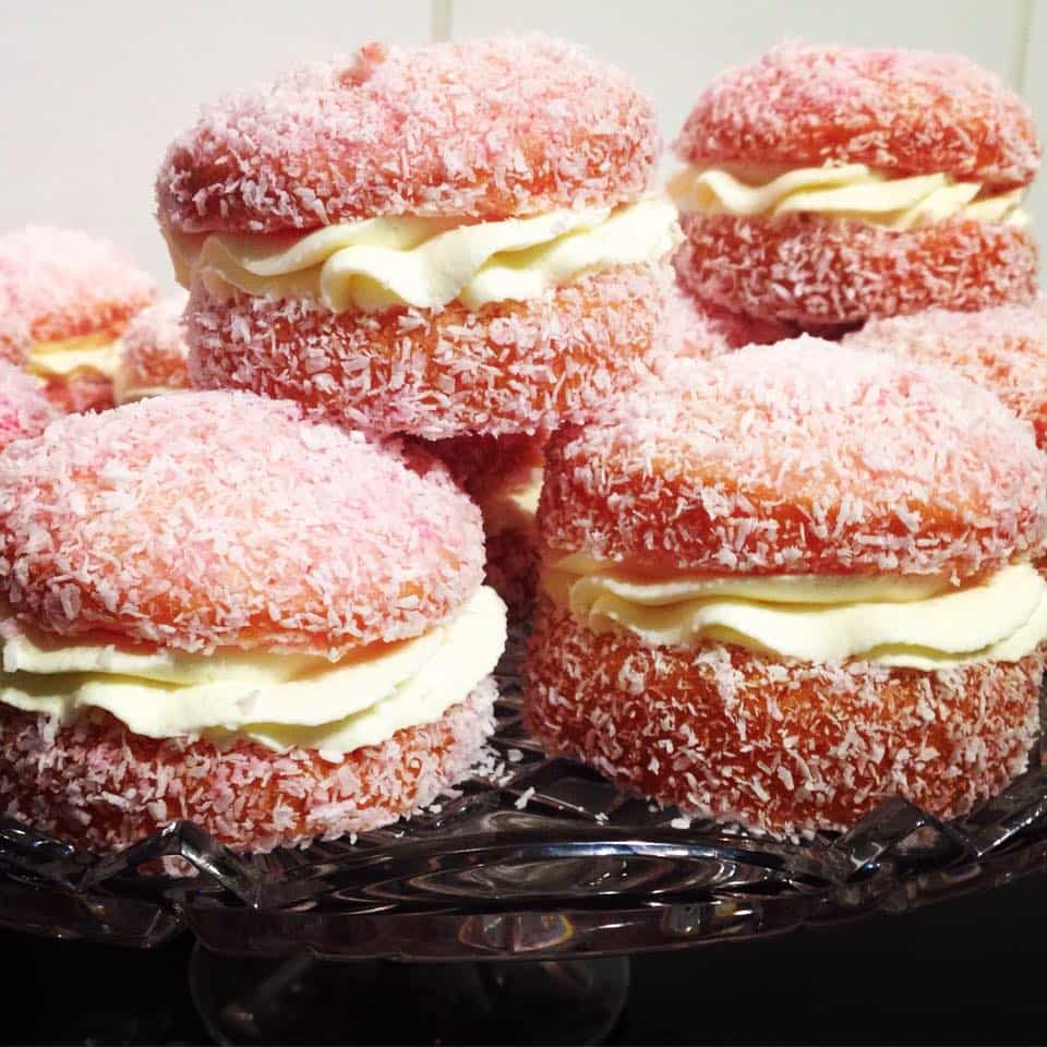 Raspberry Jelly Cakes with Vanilla Cream Icing – Nagev